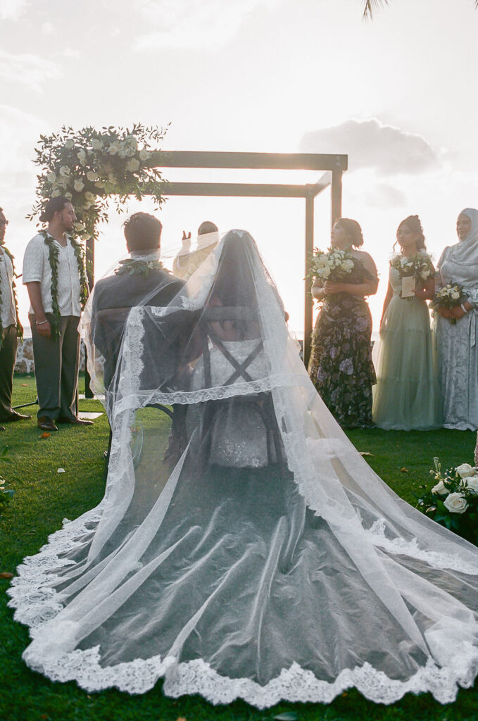 Lanikuhonua Wedding - A Summer Hawaiian Wedding Day ...